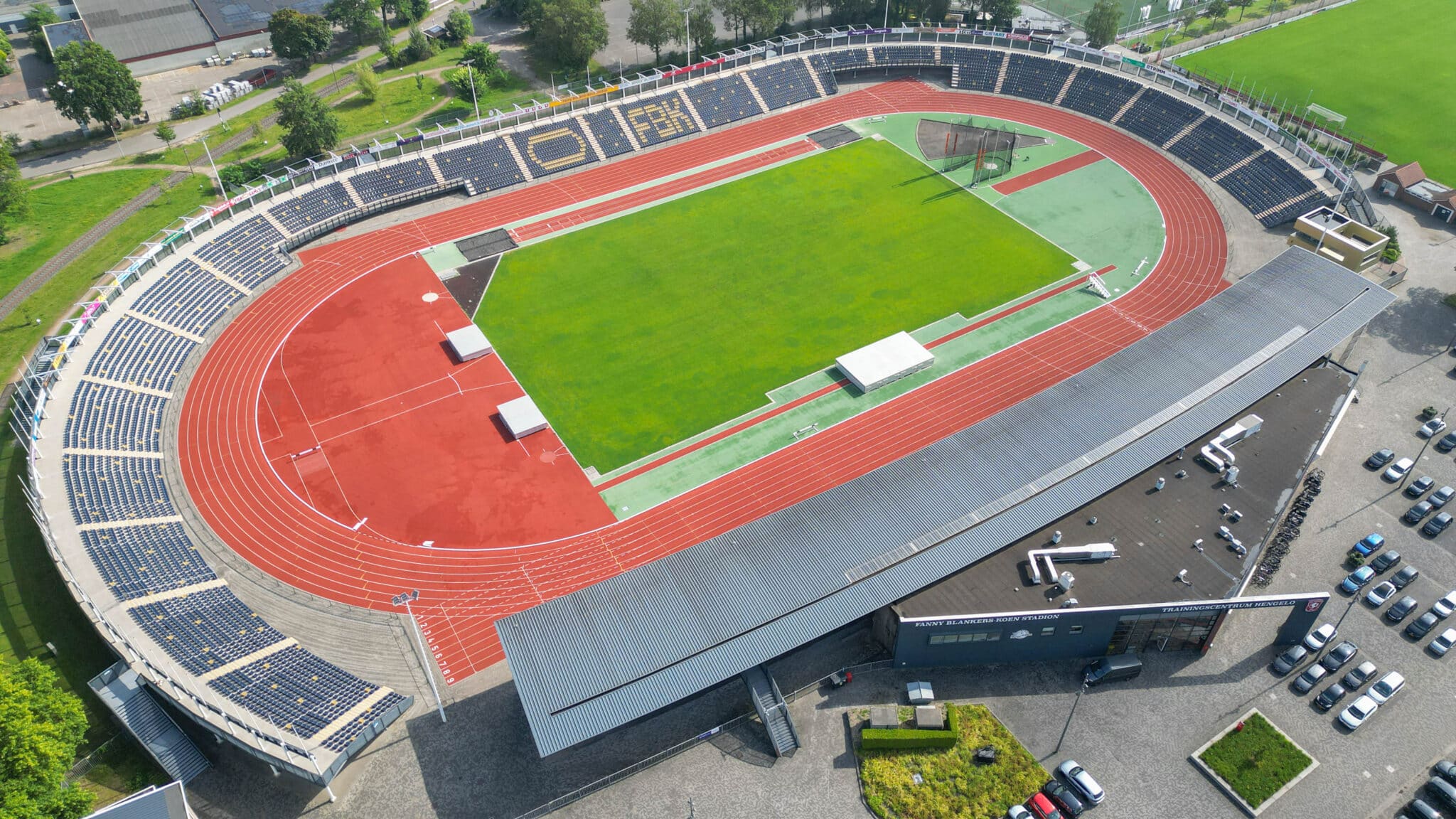 Bosch Beton - Antraciet keerwanden SportsCentre FBK-stadion in Hengelo